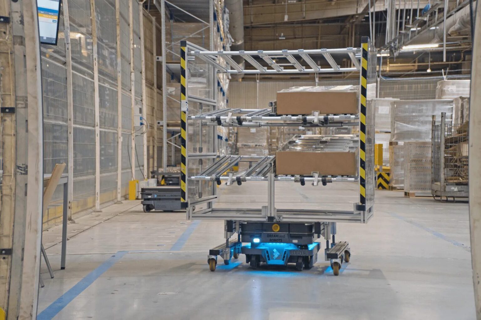 AMRを導入した事例を紹介！AMRとAGVの違いとは？ | 搬送ロボットガイド