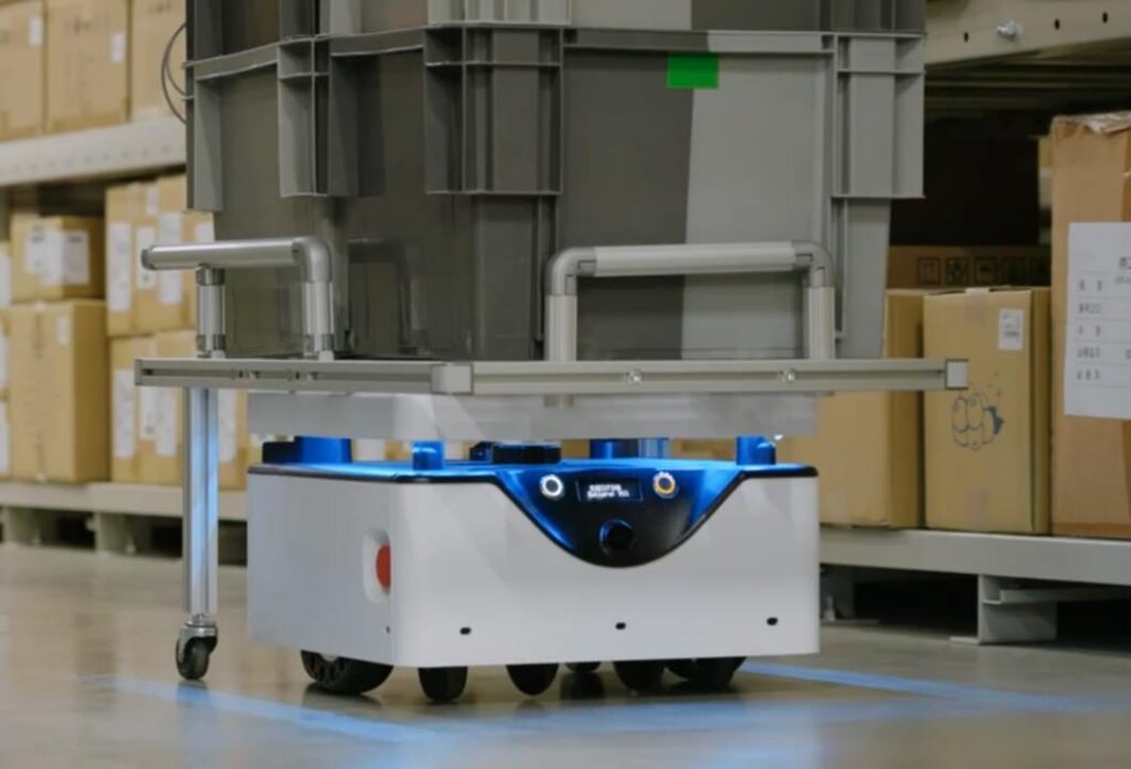 AMRを導入した事例を紹介！AMRとAGVの違いとは？ | 搬送ロボットガイド
